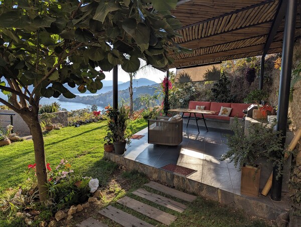 Designer House With Spectacular Lake Views, Jacuzzi And Lush Gardens - Valle de Bravo
