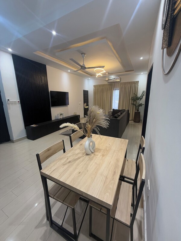 Cozy 2-bedroom House In Charming Accra With Ac, Wifi - Jessica's Inn - Accra