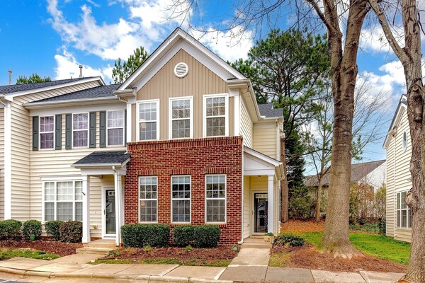 The Dancing Daisy; Near Airport And Umstead; Well Appointed; Centrally Located - Cary, NC
