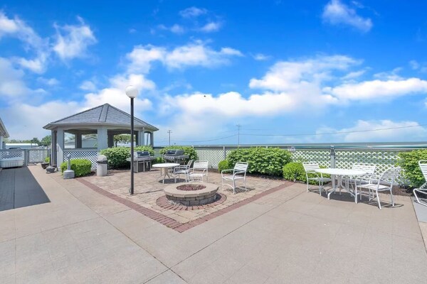 Port Clinton Paradise-waterfront 2-bedrooms, Pool, & Hot Tub By Jet Express - Port Clinton, OH