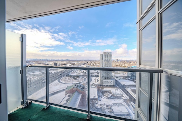 Luxury Farmhouse High-rise Condo With Cn Tower City View, Pool, Hot Tub - Toronto