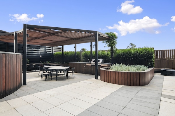 High-rise 3-bed Apartment With Premium Amenities - Box Hill