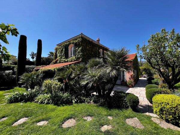 Charmant Mas Provençal Au Cap D'antibes - Antibes