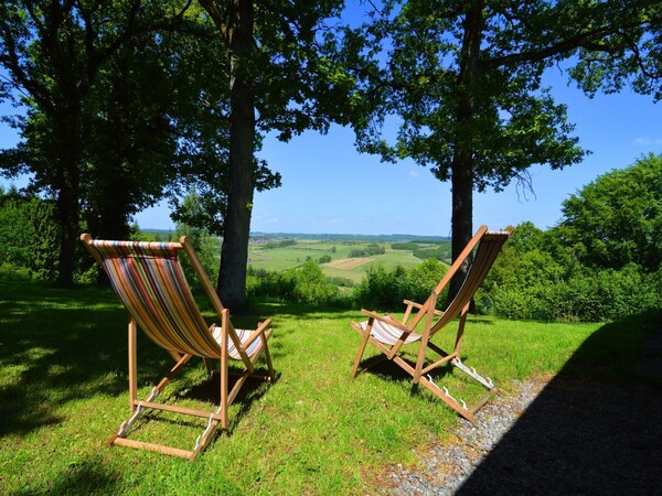 Chalet Met Privיtennisbaan In Humain - België