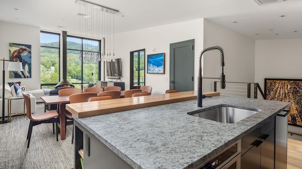 Spruce Peak Treehouse | 3 Bed | Steps To The Lifts | Mountain Views - Stowe, VT