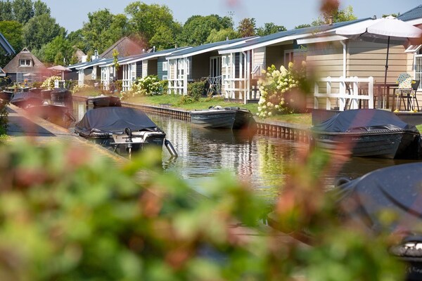 Compact Lodge With An Electric Sloop In Giethoorn - Giethoorn