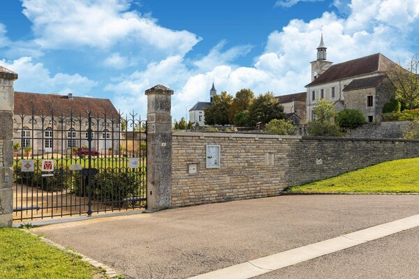 Holiday Home In Molesme With Garden And Bbq - Côte-d'Or