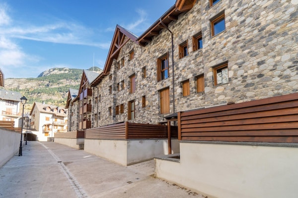 Stone Home In Benasque Near Scenic Lake - Benasque