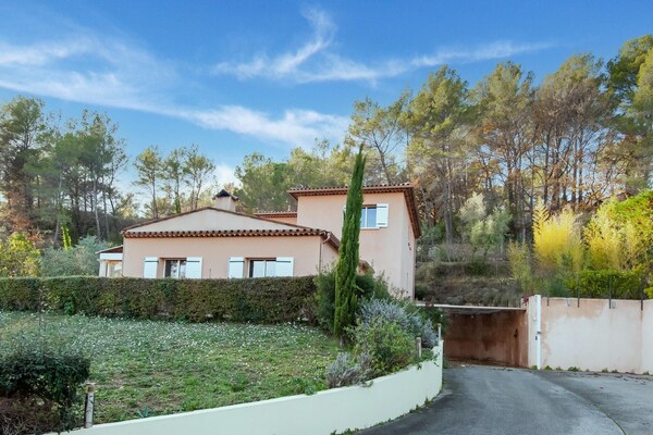 Beautiful Holiday Home With Swimming Pool - Var