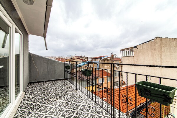 Charming 1-bedroom Apartment With Terrace In Enchanting Istanbul With Wifi, Ac - Zeytinburnu