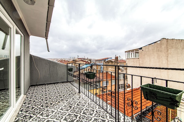Charming 1-bedroom Apartment With Terrace In Enchanting Istanbul With Wifi, Ac - Zeytinburnu