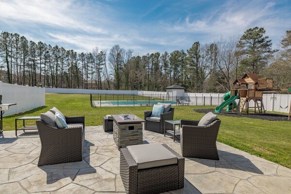 Charming 2br, Pool, Pickleball/basketball Court, Large Backyard - Lake Gaston