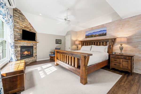 The Blue Ridge Cottage Is A Second Floor Room Steps From The Main Inn. It Has Its Own Private Deck And Entrance Which Offer Wooded And Valley Views. This Cottage Has A Private 4 Person Sundance Spa Tub, And An Outdoor Propane Fire Pit. It Features A - Lexington, VA