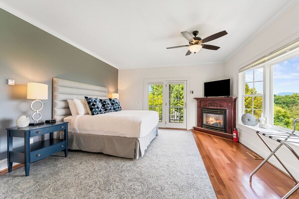 This Spacious Cottage Is Located In A Private Building With Its Own Entrance A Few Steps From The Main Inn. Features Include A Private Balcony, Bedroom With A King-size Bed, Gas Fireplaces, Private Bathroom With Double Whirlpool Tub And Separate Show - Lexington, VA
