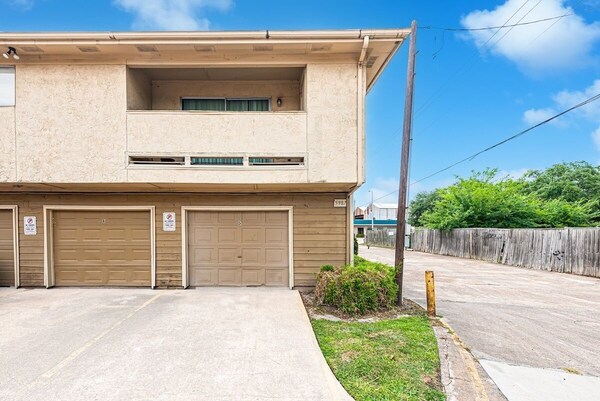 Lovely  Two Bedroom Condo One Car Garage - Sugar Land, TX
