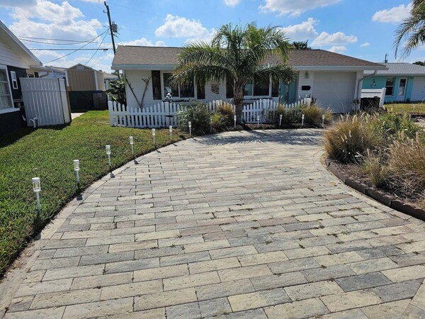 The Salty Mermaid Cottage, Pet Friendly, 1/2 Block From The Beach - Ormond Beach, FL