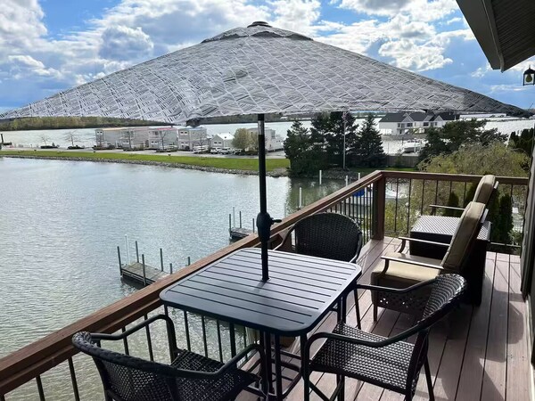 3rd Floor Condominium With Amazing Views And Picturesque Sunsets. - Port Clinton, OH