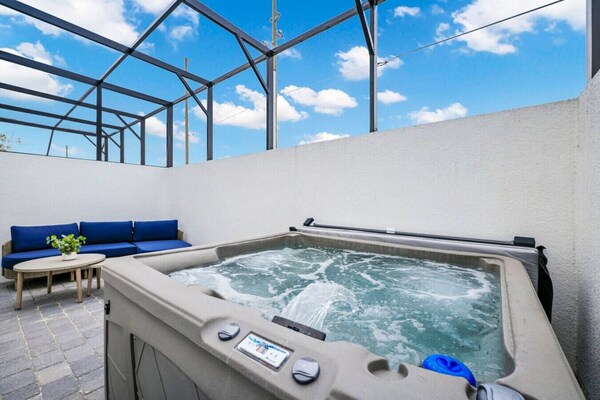 Cozy 3br+den W/ Hot Tub  15 Mins To Disney Fun! - Davenport, FL