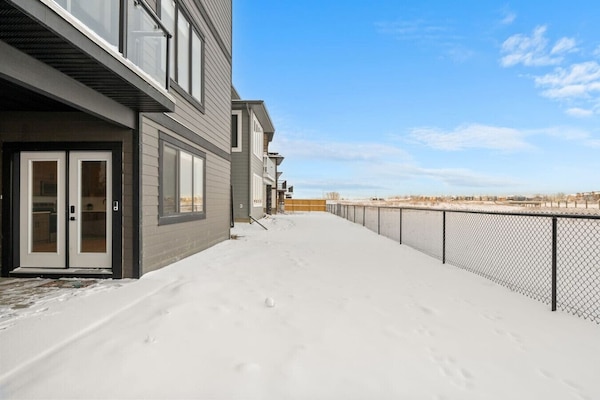 Private Suite » Near Canal » Ac » King Bed /W Tv - Chestermere