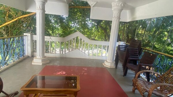 Charming 4-bedroom Villa With Ac And Wifi In Enchanting Bommayapalayam Peaceful, - Tamil Nadu