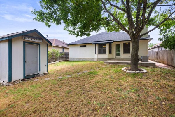 Cozy 3 Bedroom+office  Backs Into Park With Trails - Pflugerville, TX