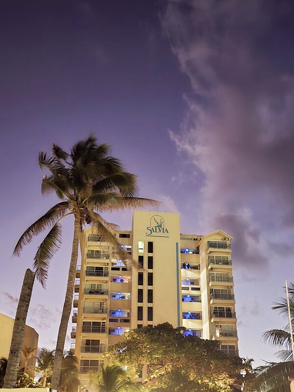 Beach & Nightlife Paradise; Top Floor And Ocean View - Cancún