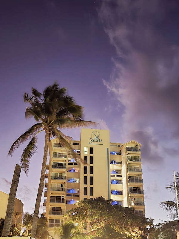 Beach & Nightlife Paradise; Top Floor And Ocean View - Cancún