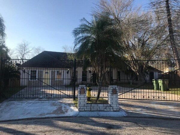 Cheerful 4-bedroom With Pool, Gazebo, Nature Lovers, Space-x, Spi, City Center - Brownsville, TX