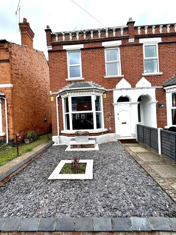 Charming 5-bed Victorian House - Worcester