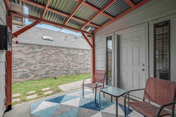 Adorable 2/2 Home-patio, Games, Spa Vibes! Weekend Getaways Or Work Stays - Grapevine, TX