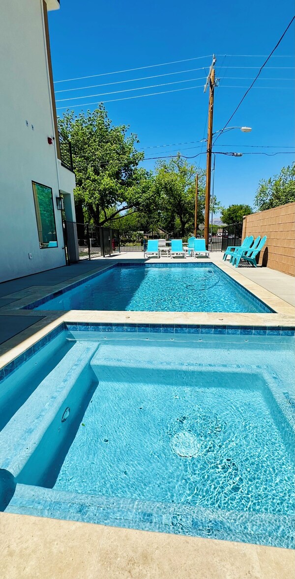 B - New Townhome With Pool, Downtown 1 Block From Restaurants, Pickle Ball! - Leeds, UT