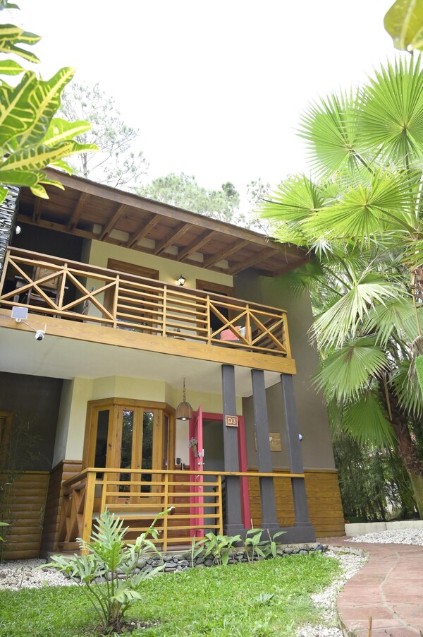 Villa Emmy Retreat: Relax With A Jacuzzi, Grill & Stunning Mountain Views - Jarabacoa