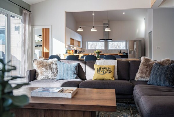 The Capow House | Revelstoke Adventure Center | 1 Minute From Ski Hill - Revelstoke