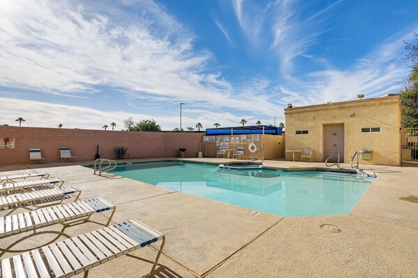 4 Mi To Surprise Stadium: Condo W/ Pool! - Sun City, AZ