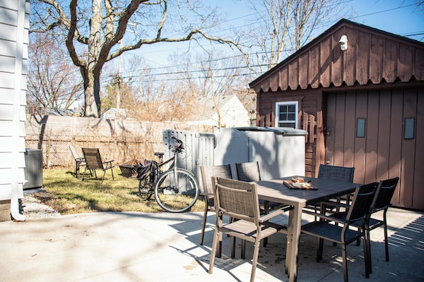 2br With Pretty Art And Cinema Reclining Couches - Ferndale, MI