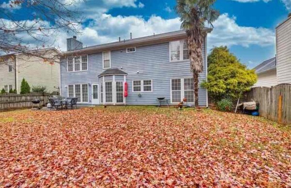 Spacious  Stylish 4-bedroom House Nearby Avalon And Downtown Alpharetta - Alpharetta, GA
