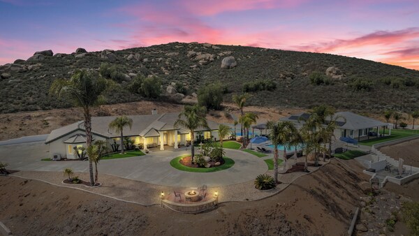 Grandview Pickleball Oasis. A Private 6 Bedroom Pool Home With Panoramic Views. - Riverside, CA