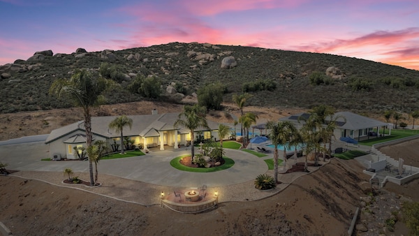 Grandview Pickleball Oasis. A Private 6 Bedroom Pool Home With Panoramic Views. - Riverside, CA