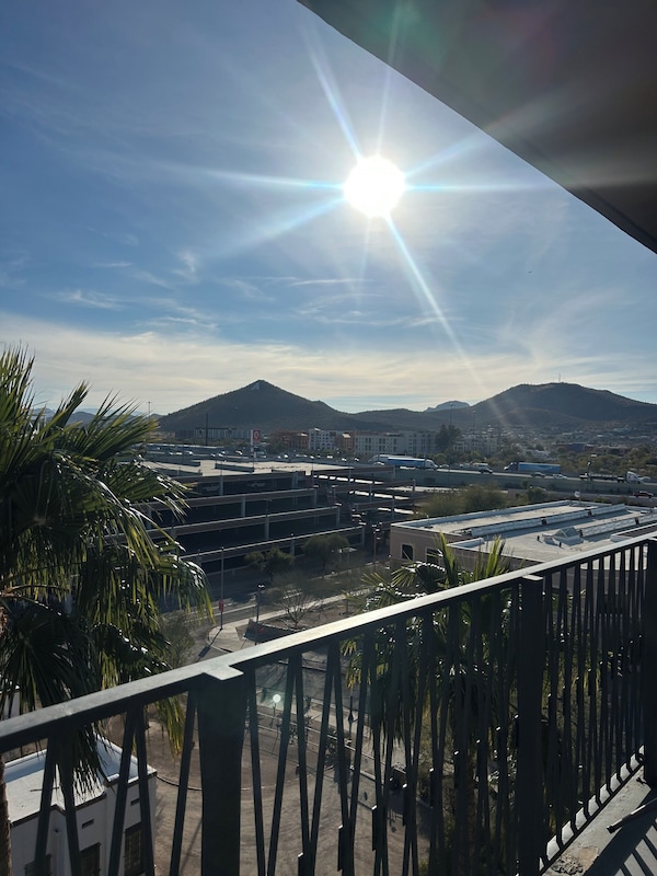 Downtown-spacious 1bdrm, Desert Views, City Lights, Fitness Room, Pool & Wifi - 圖森