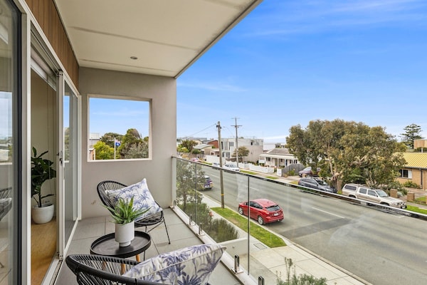 Walk To Beach And Shops, Spacious, Ocean Views - Geelong
