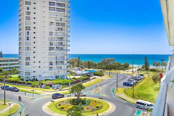Blue Palms By The Beach - Pool, Spa, King Bed - Broadbeach