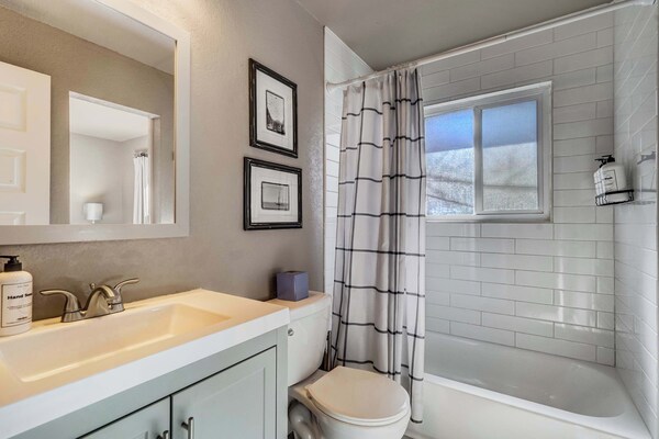 Shady Grove! 5br Home W/ Foosball, Walk To Occ! - Colorado Springs, CO
