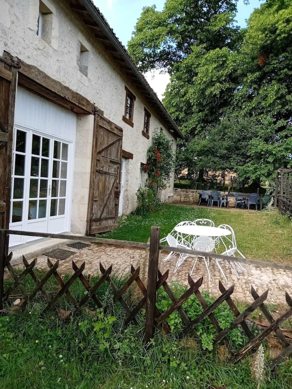 Homerez - Spacious House Near Riding School - Lusignan