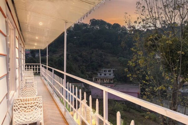 Tourist Villa | Lounge | Snooker | Meals | Valley View | Kasauli Hills - Solan