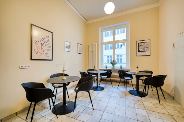 Spacious 2-bedroom Apartment In West Berlin, Sleeps 6, Family & Group Friendly - Berlin Tegel Airport (TXL)