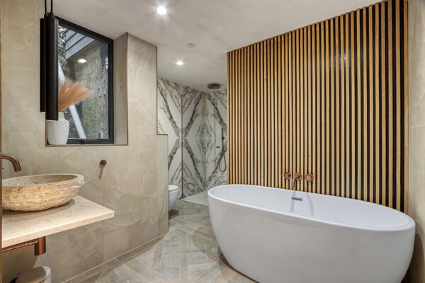 Beachfront Eco-friendly Apartment With Ocean View And Modern Interior Sleeping Up To 6 - The Mumbles