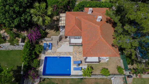 Göcek'de Deniz Ve Doğa Manzaralı 4+1 Villa Kiraz - Göcek