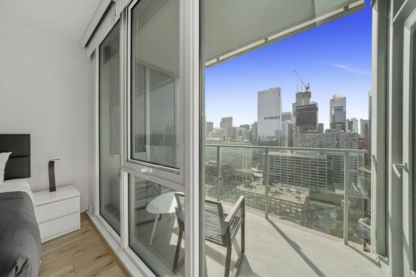 Stylish River North Suites Luxe Comfort Near Chicagos Best Shopping & Nightlife - Lincoln Square - Chicago