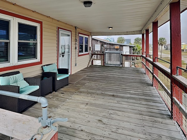 John Silver Cottage | Across From The Beach! - Jamaica Beach, TX