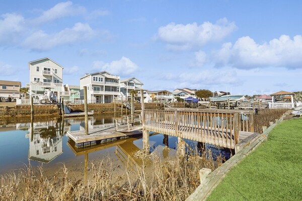 Charming Ocean Isle Beach Home With Deck And Inter-coastal Views - Ocean Isle Beach, NC